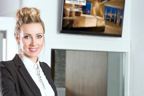 7 Examples of How Digital Signage Can Improve Your Guests' Experience ...