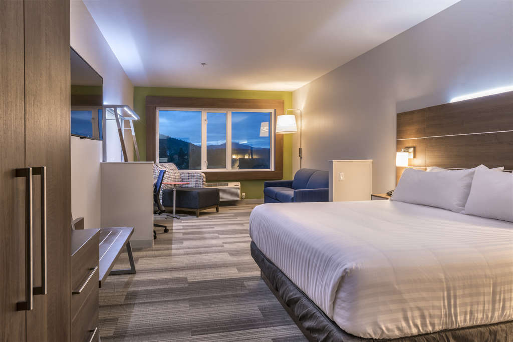 Holiday Inn Express & Suites Courtenay - Comox opens in BC, Canada